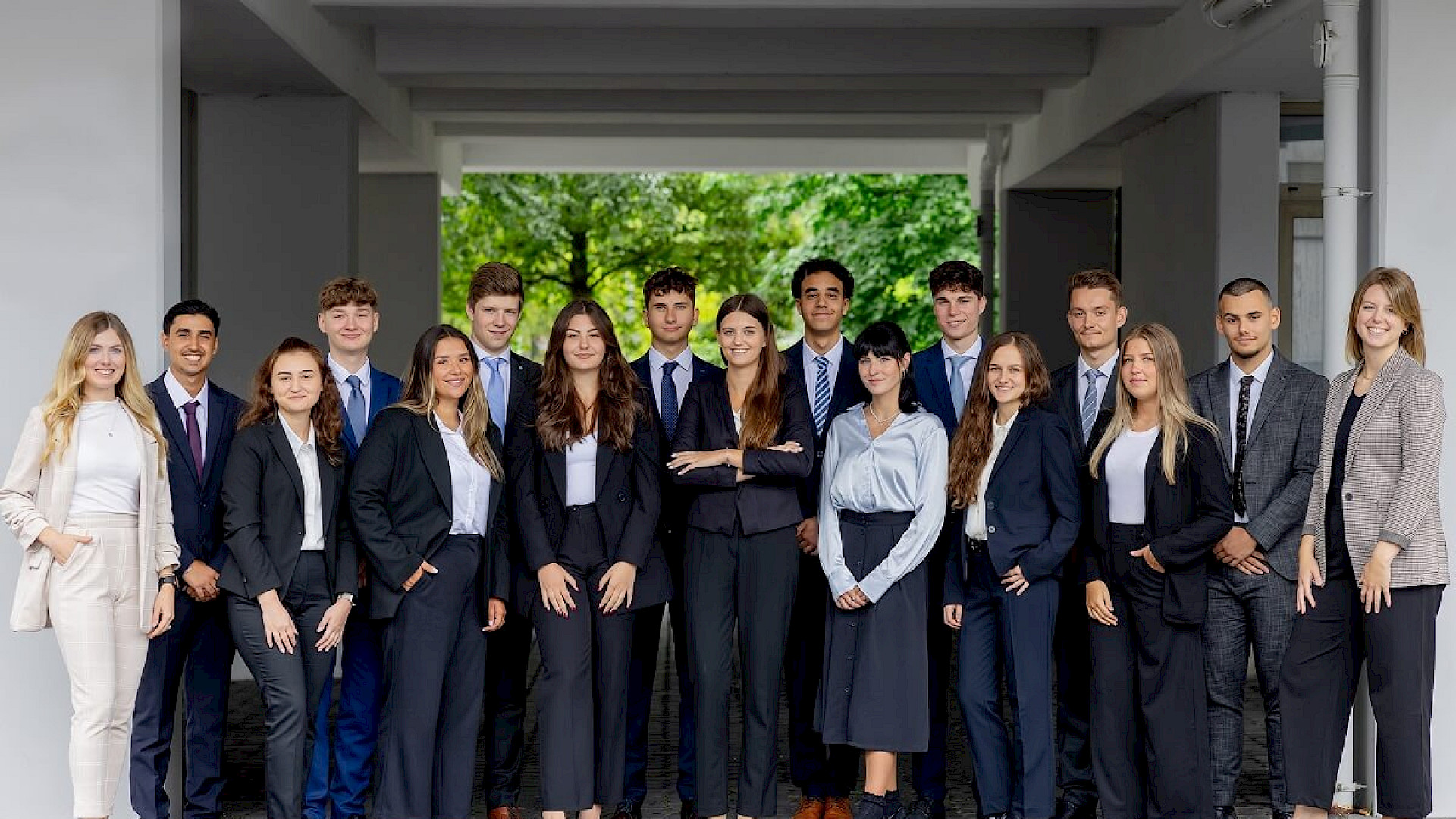 Mit 15 neuen Azubis in die Zukunft investiert